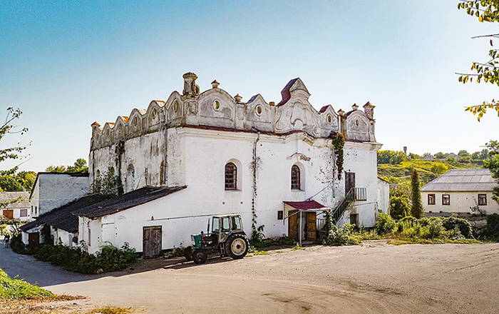 How and when did the first synagogues appear in Ukraine, and why is ...